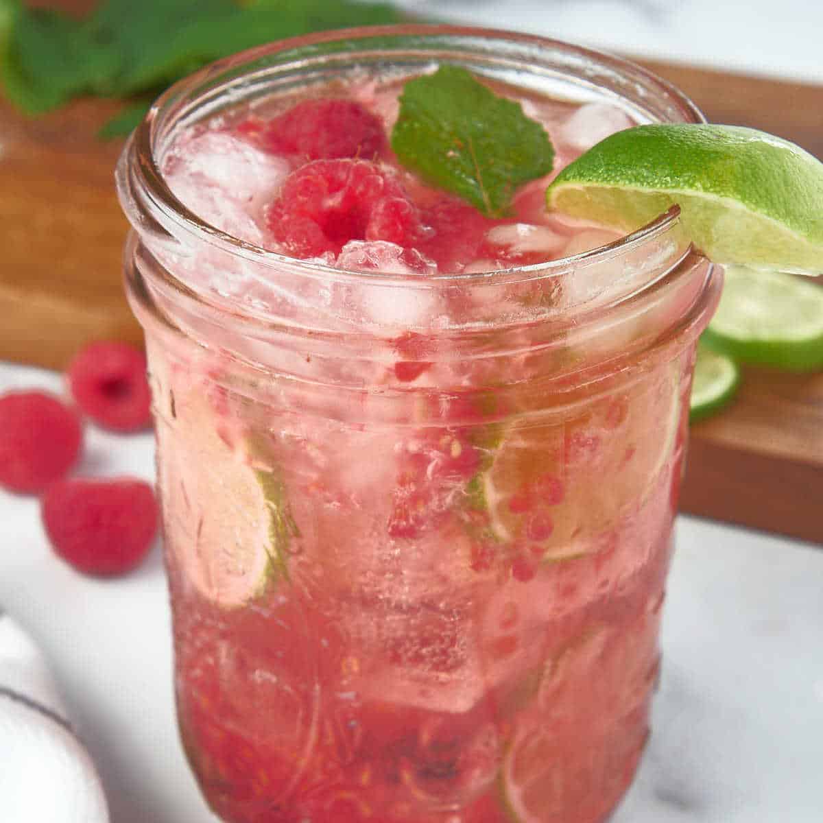 Refreshing Raspberry Mojito Recipe (Easy!)